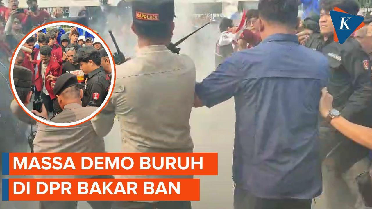 Massa Demo Buruh di DPR Bakar Ban, Polisi Turun Tangan