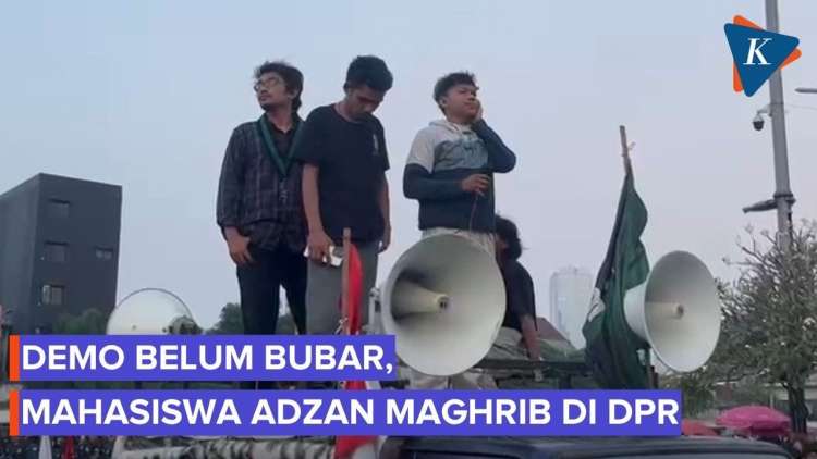 Demo di DPR Berlanjut hingga Maghrib, Massa Istirahat dan Kumandangkan Azan