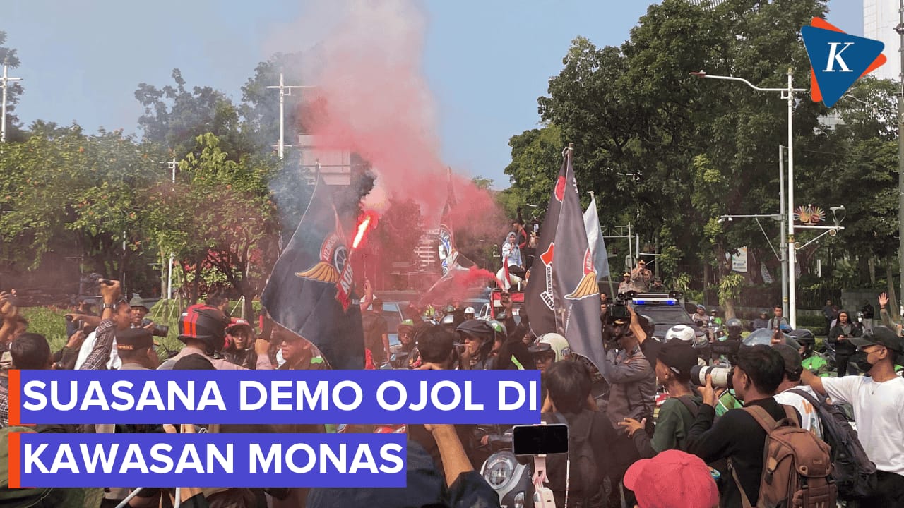 Video: Suasana Demo Ojol di Kawasan Monas, Massa Nyalakan Flare