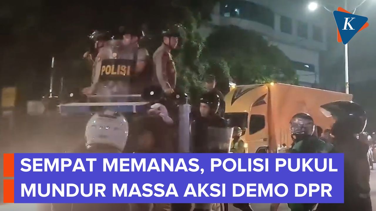 Video: Polisi Pukul Mundur Massa Setelah Bentrok, Demo di DPR Bubar